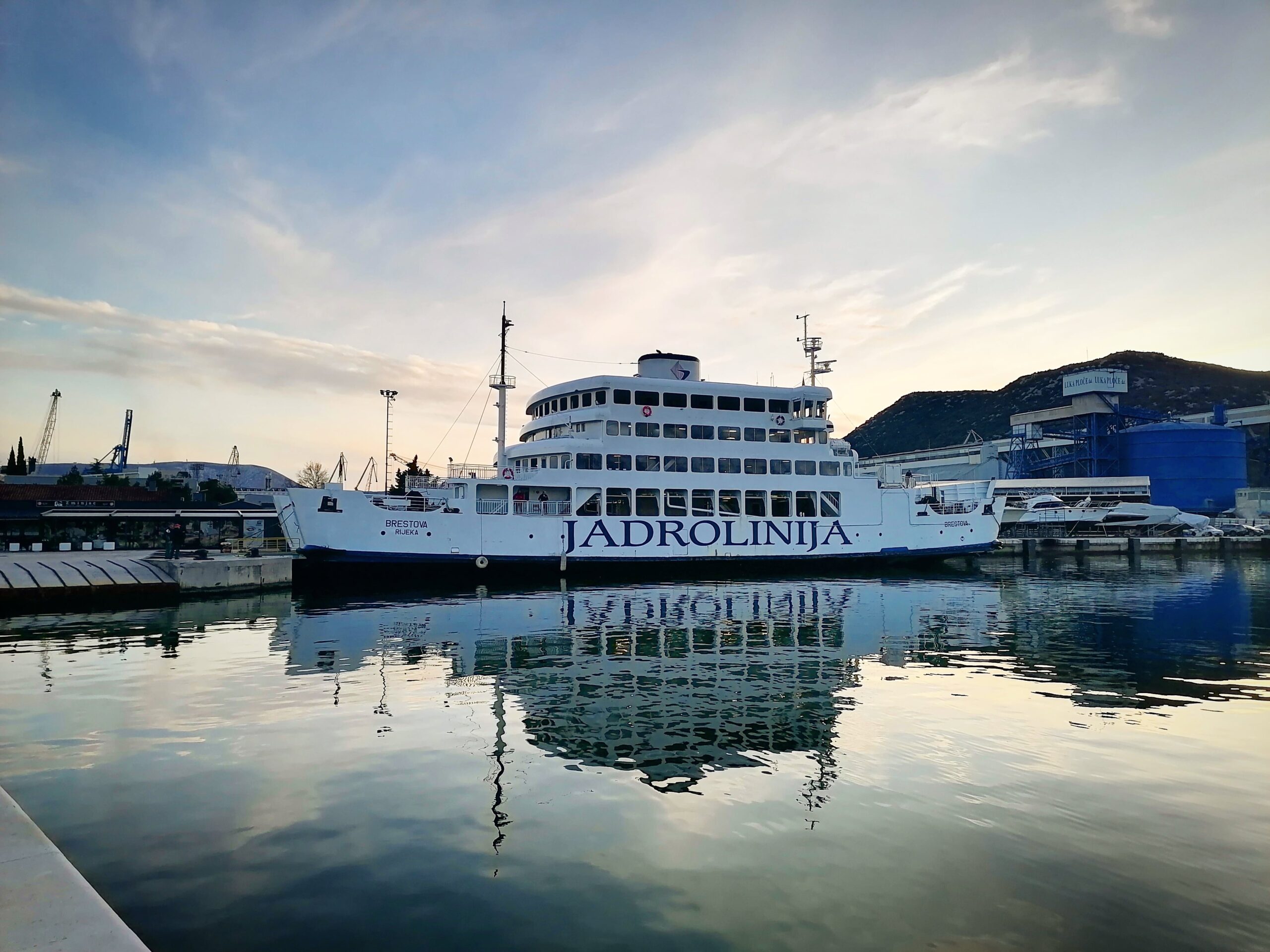 Zbog udara bure u prekidu trajektna linija Ploče – Trpanj, zatvoren i Most dr. Franja Tuđmana ...