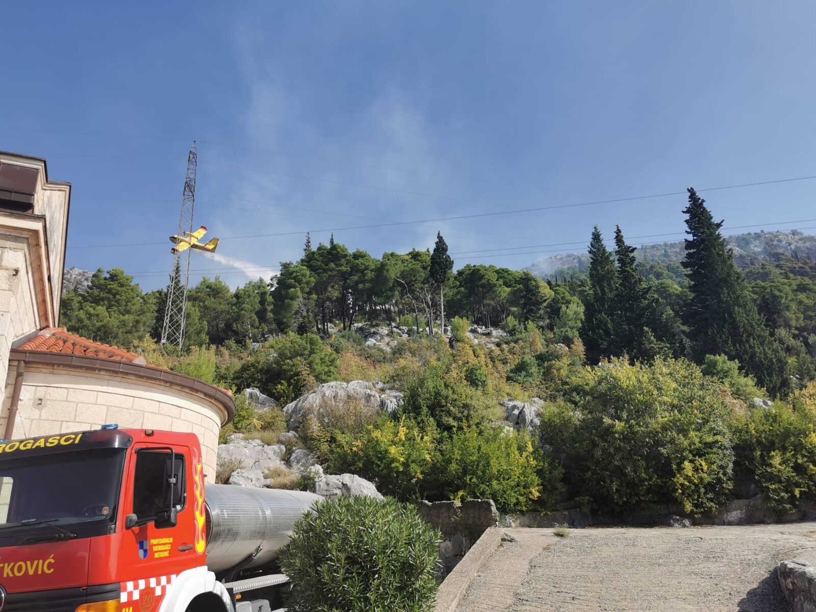 STANJE U KOMINU Vatrogasci i air traktor gase požar, nema prijetnje za ljude i kuće - Klik Medija