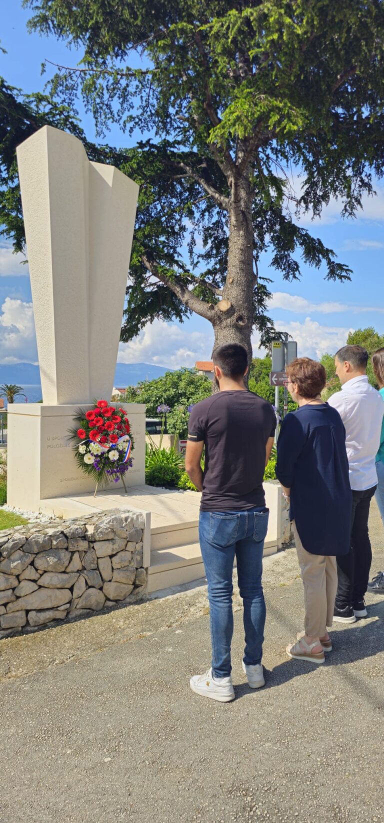 U ZNAK SJEĆANJA NA POGINULE BRANITELJE Polaganjem vijenca Općina Gradac ...