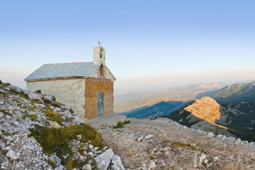 Koja se hrvatska crkva nalazi na najvišoj nadmorskoj visini? Smještena je podno prekrasnog ...