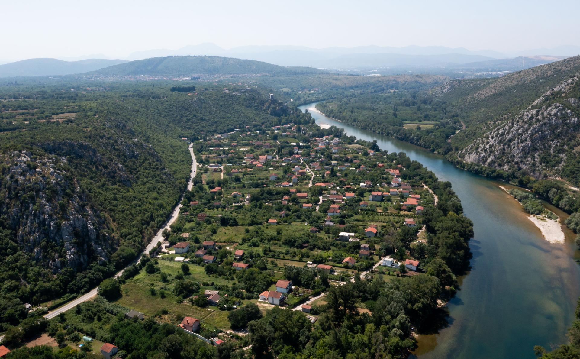 EKO KATASTROFA NA POMOLU Neretvu branimo od zaslanjenja, a nismo od hidroelektrana Ulog i Dabar ...