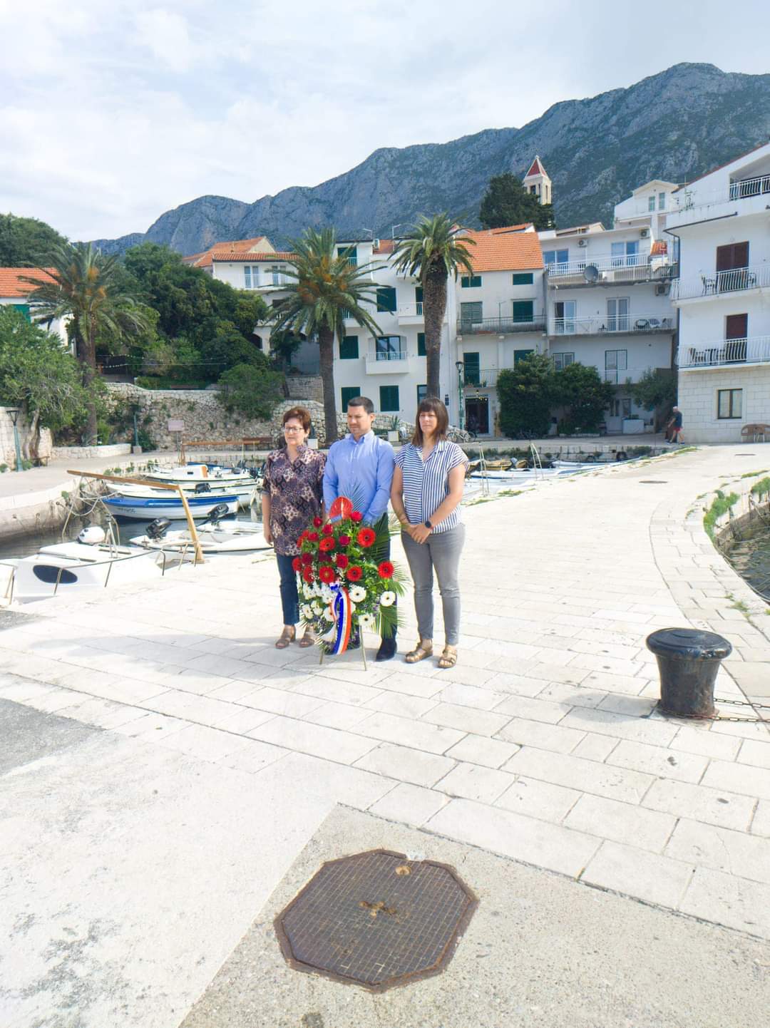 U ZNAK ZAHVALNOSTI Općina Gradac postavila vijenac braniteljima za Dan ...